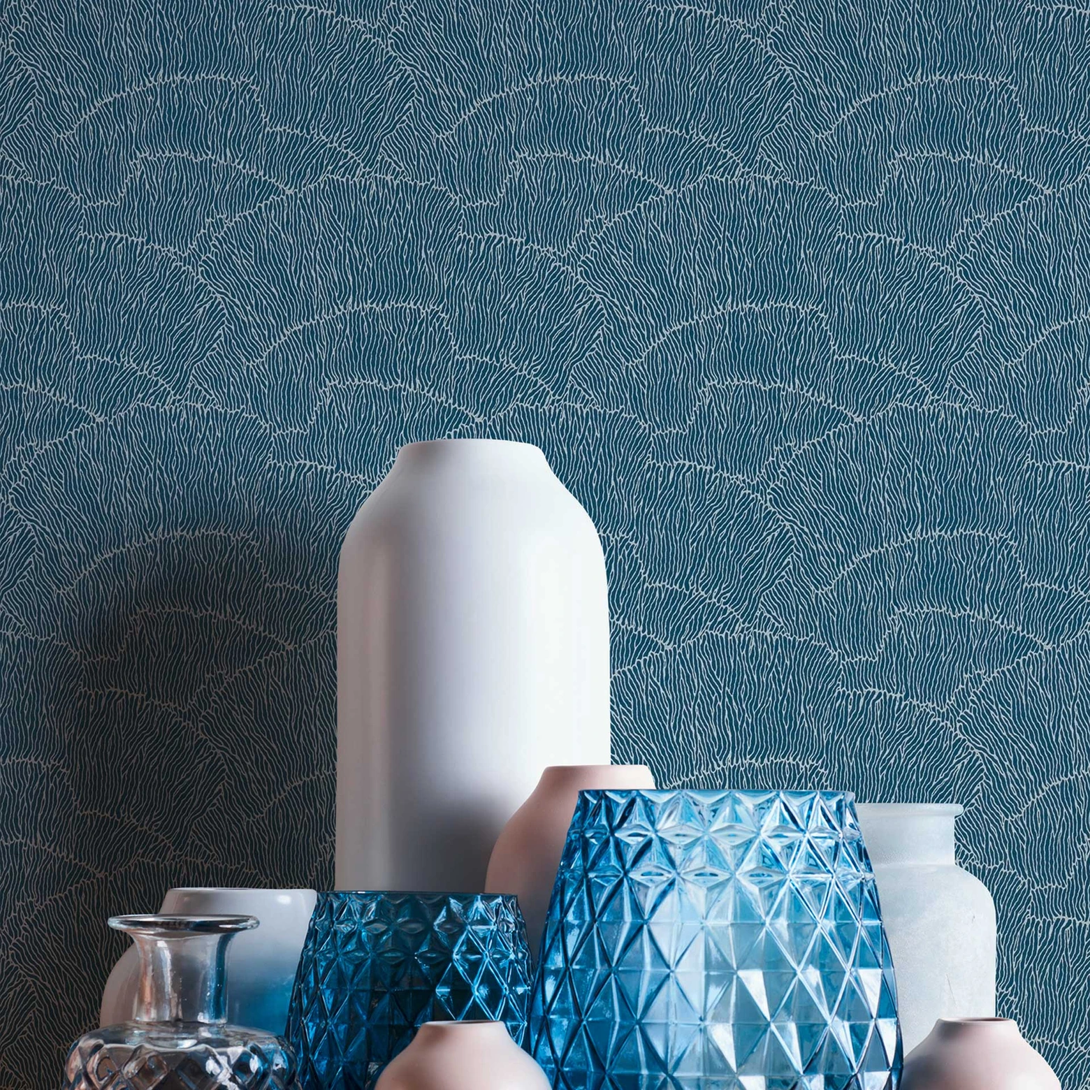 grafisch golfpatroon behang blauw zilver - vliesbehang metallic effect ...