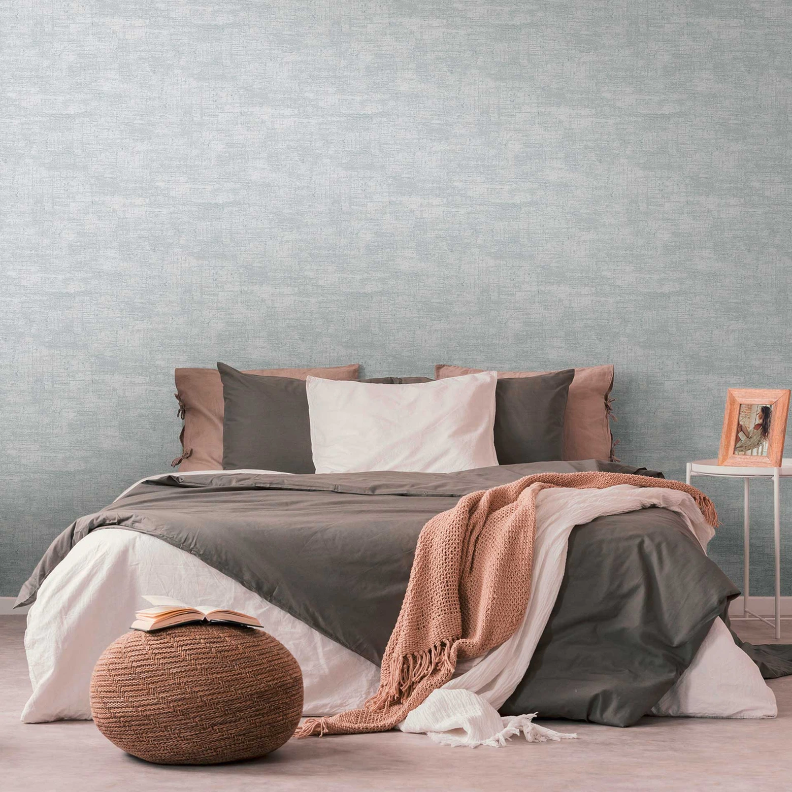 Strukturierte Vliestapete in Hellgrau mit abstraktem Pinselstrich ...