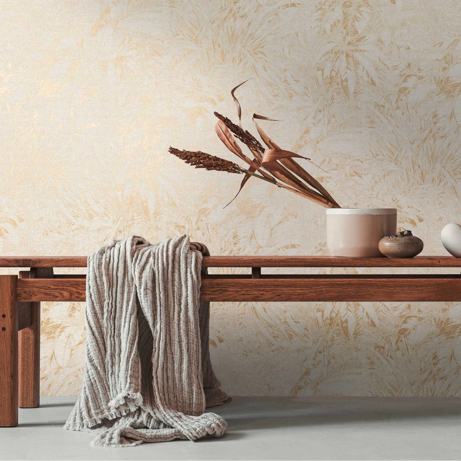 Door de natuur geïnspireerd plantenpatroon crème-beige behang ...