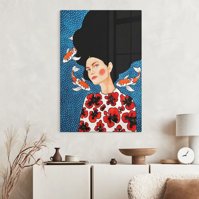 Glas billede Kvinde i blomsterkjole med koi - Hülya | wall-art.dk