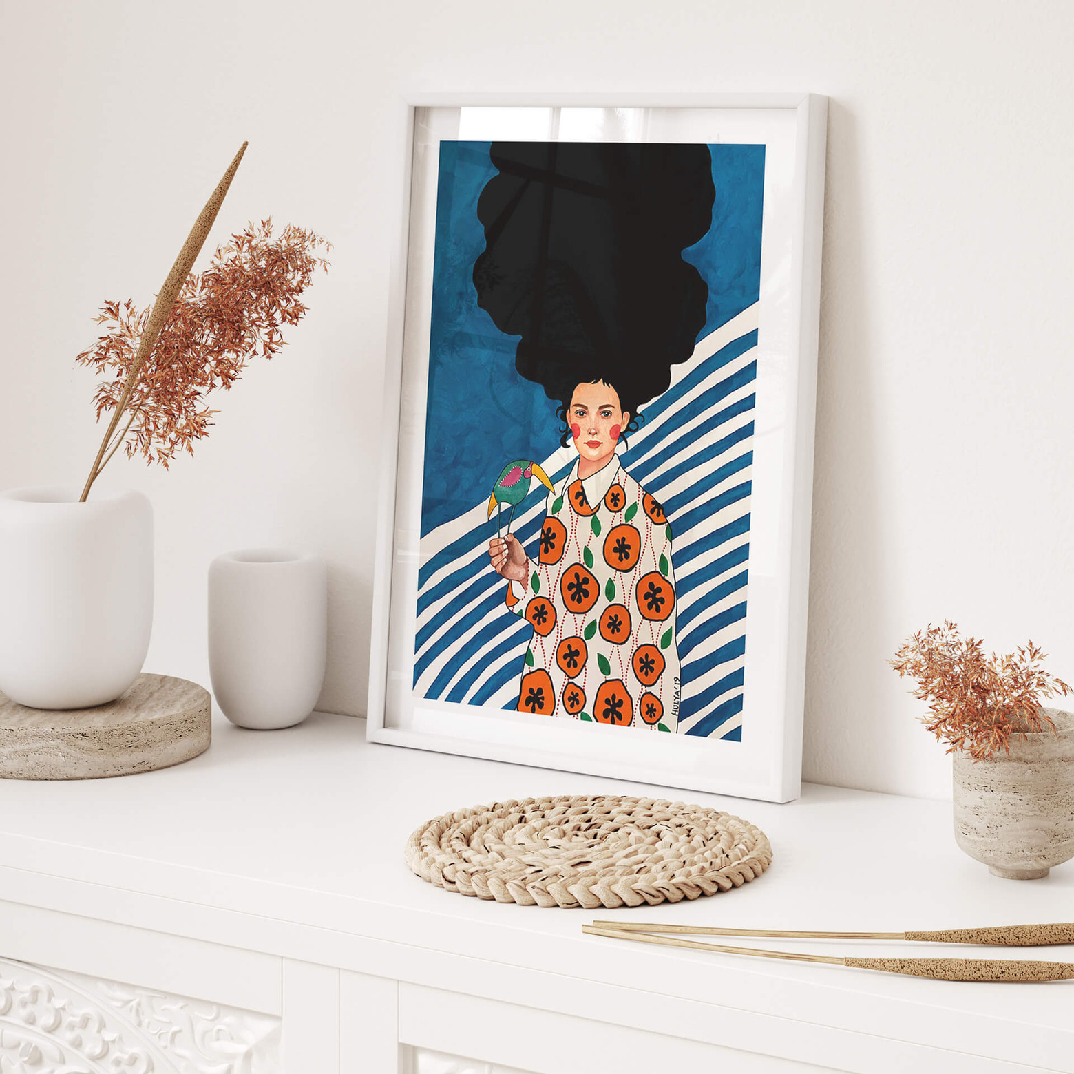 Plakat Kvinde foran en blå og hvid baggrund - Hülya | wall-art.dk