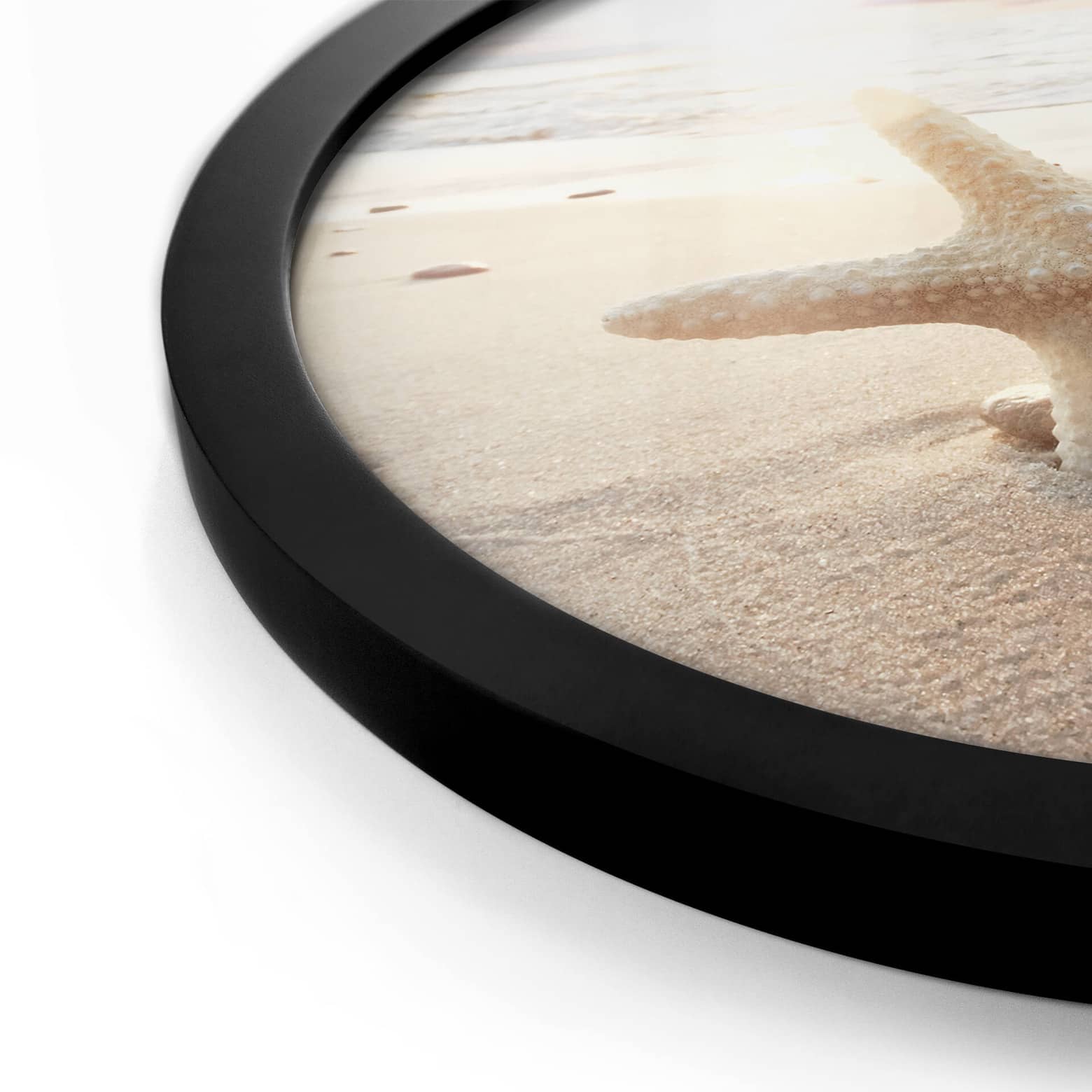 Poster Funkelnder Seestern am einsamen Strand - Rund | wall-art.de